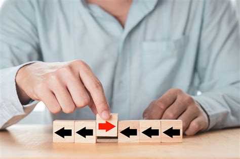 혼란과 다른 사고 개념 나무 큐브 블록에 화면을 인쇄 검은 화살표 사이에 빨간색 화살표를 들고 사업가와 반대 방향으로 Revolution에 대한 스톡 사진 및 기타 이미지