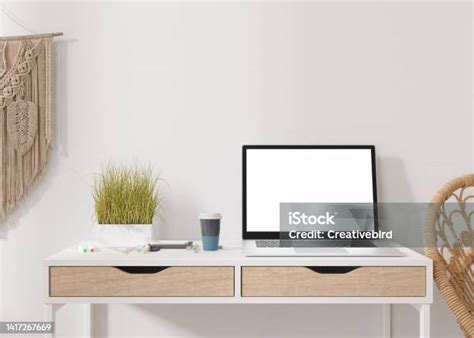 빈 흰색 화면이있는 노트북 집의 나무 테이블에 있습니다 컴퓨터 모형 무료 응용 프로그램 게임 웹 사이트 프리젠 테이션을위한 복사 공간 디자인에 맞게 준비된 빈 노트북 화면