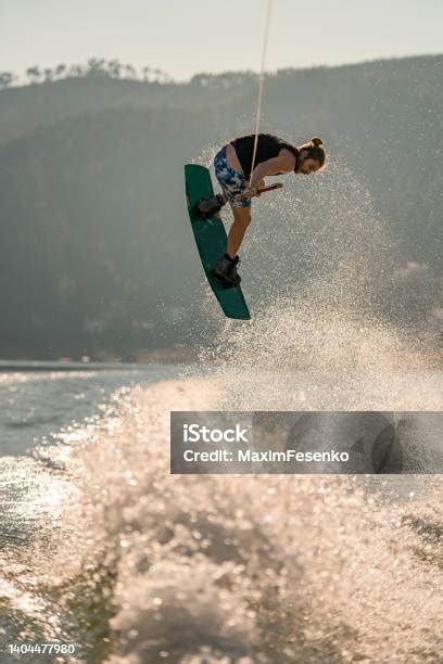 밧줄을 잡고 웨이크 보드로 공중에서 뛰어 내리는 사람의 클로즈업 뷰 강에 대한 스톡 사진 및 기타 이미지 강 경관 날기 Istock