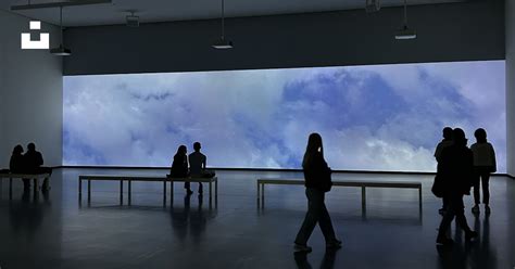 어두운 방에 서 있는 한 무리의 사람들 사진 Unsplash의 무료 파리 이미지