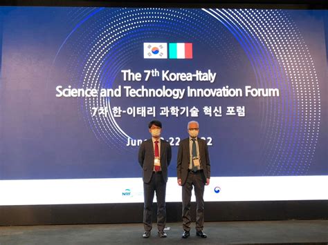 제 7차 이탈리아 한국 과학기술혁신포럼 개회식이 서울시 서초구에 위치한 엘타워에서 방금 마무리되었습니다 개회식에서 김성규 과학기술통신부 국제협력관이 개회 연설을