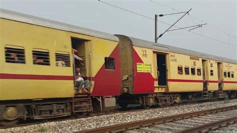 ട്രെയിനിന് മുന്നിൽ ചാടി വയോധികൻ ട്രെയിൻ പോകും വരെ ട്രാക്കിൽ കിടന്നു നിസാര പരിക്കുകളോടെ