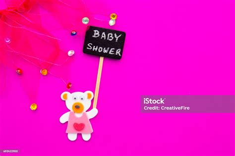 베이비 샤워 칠판 기호로 분홍색 배경에 아가분홍색과 흰색 양말 곰에 대한 스톡 사진 및 기타 이미지 곰 꽃 식물 딸이예요 Istock