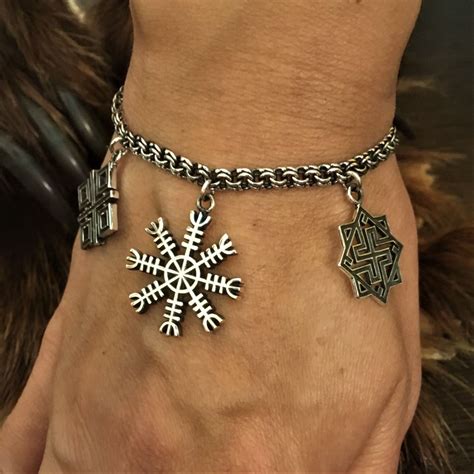 Браслет обережный с подвесами Логово Волка интернет магазин амулетов и талисманов