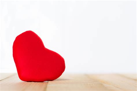 발렌타인 배경에 대 한 나무 테이블 화이트에 레드 심장 사랑 개념을 사랑 해요 발렌타인 하루 개념 2월에 대한 스톡 사진 및 기타 이미지 Istock