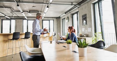창의적인 사무실에 있는 두 명의 사업가가 함께 프로젝트에 대해 논의하고 있다 사진 Unsplash의 실업가 이미지