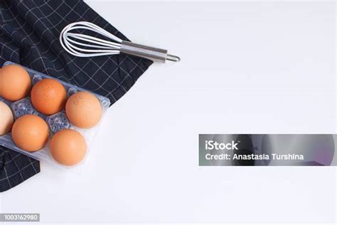 원시 계란 털 고 체크 무늬 검은 냅킨 최소한의 사진 흰색 배경 부엌 보충 복사 공간 준비 요리 베이킹 주방 테이블 탑 뷰 거품기에 대한 스톡 사진 및 기타 이미지 Istock