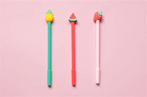 분홍색 배경에 여러 가지 빛깔의 학교 펜 재미 다채로운 학교 개념으로 돌아가기 사무실과 학생 용품 텍스트 공간입니다 유아 교육 플랫 레이 볼펜의 최고 전망 사무실에 대한