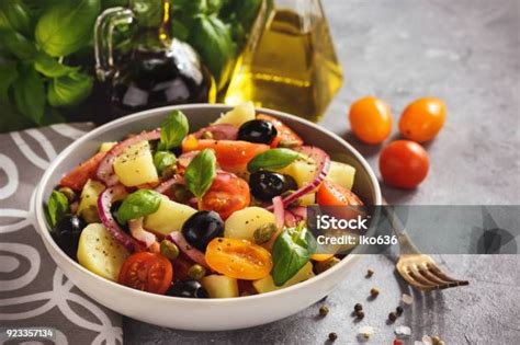 토마토 올리브 케이 퍼 붉은 양파 이탈리아식 요리와 감자 샐러드 Insalata Pantesca입니다 케이퍼에 대한 스톡 사진 및 기타 이미지 Istock