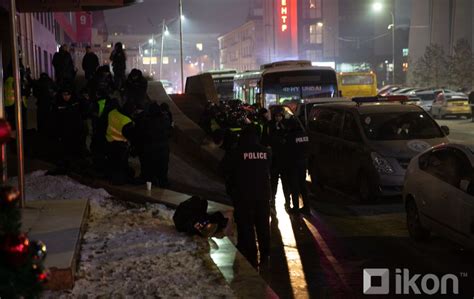 ФОТО Нүүрсний хулгайг эсэргүүцсэн иргэдийн жагсаалыг албадан тараалаа