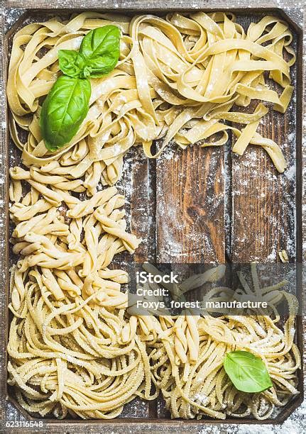 나무 트레이에 다양한 수제 요리 되지 않은 이탈리아 파스타 가루로 빻은에 대한 스톡 사진 및 기타 이미지 가루로 빻은 건강한 식생활 날것 Istock