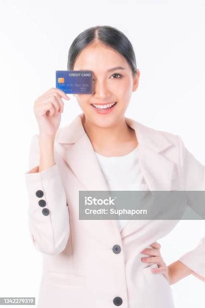 온라인 결제 쇼핑에 대한 신용 카드를 보여주는 비즈니스 아시아 여성 신용 카드 온라인 쇼핑 전자 상거래 텔레 마케팅 개념으로 지불 25 29세에 대한 스톡 사진 및 기타