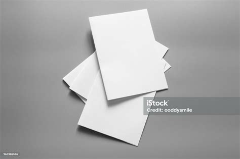 빈 초상화 모형 종이입니다 소책자 잡지 회색 변하기 쉬워 배경에 고립 된 백서 회색 절연 0명에 대한 스톡 사진 및 기타 이미지 Istock