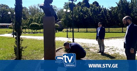 ზუგდიდის მერმა მოადგილეებთან ერთად მერაბ კოსტავას და ზვიად გამსახურდიას ძეგლები ყვავილებით