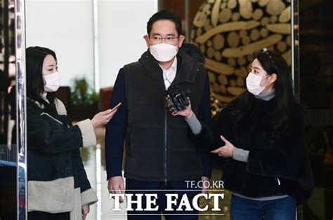 출국 당시 패딩 조끼 그대로…출장 마친 이재용 회장 새해에도 열심히 영상 경제 기사 더팩트