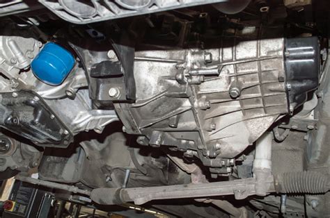 리프트에서 들어 올린 자동차에 장착 된 자동 변속기 및 엔진의 하단보기 가리기에 대한 스톡 사진 및 기타 이미지 가리기