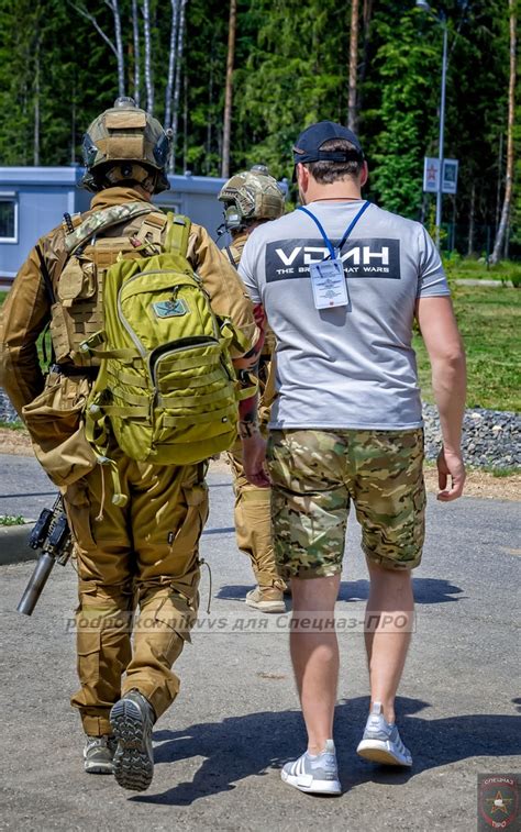 Sso Senezh Center Operator Discussing With Voin Employee About The Apparel Developed For The