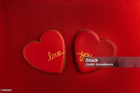 붉은 설탕 아이싱과 빨간색 배경에 문자를 사랑 두 하트 모양의 쿠키 2월에 대한 스톡 사진 및 기타 이미지 2월 공휴일