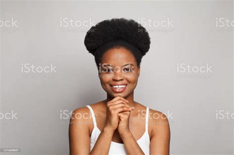 흰색 스튜디오 벽 배너 배경에 대해 웃고 있는 깨끗하고 건강한 신선한 어두운 피부를 가진 귀여운 젊은 갈색 머리 모델 여성 스킨케어 및 페이셜 트리트먼트 개념 25 29세에