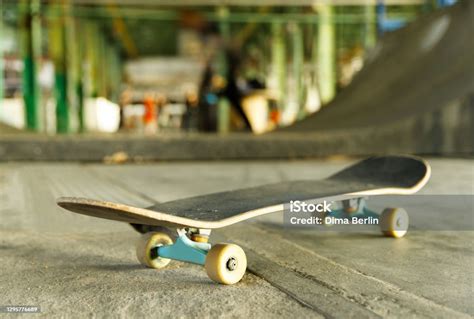 스케이트 보드 공원에서 스케이트 보드의 클로즈업 실내 흐린 배경 공원에 대한 스톡 사진 및 기타 이미지 공원 단일 객체 데크 Istock