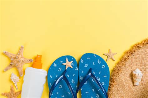 플립 플롭 밀짚 모자 불가사리 자외선 차단제 병 노란색 배경 상단보기에 바디 로션 스프레이 플랫 레이 여름 해변 바다 액세서리 배경 Vaation 개념 0명에 대한 스톡