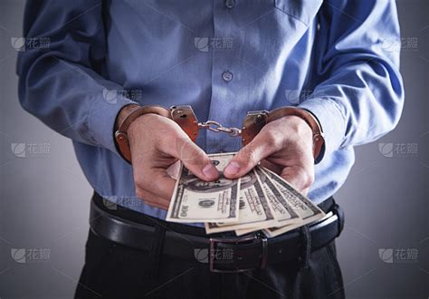 带着美元手铐的商人。商业犯罪