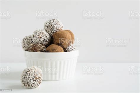 카 카오 코코넛을 사용한 홈메이드 에너지 볼 어린이와 비 건 과자 대용으로 건강 한 음식 건강한 생활방식에 대한 스톡 사진 및 기타 이미지 Istock