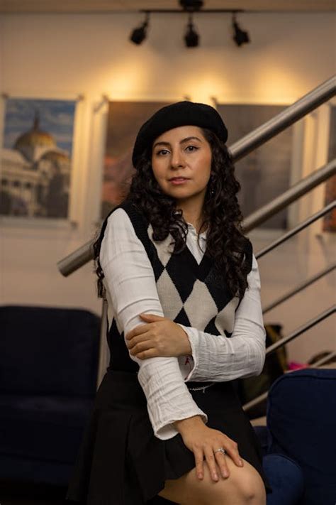 가방 갈색 머리 도시의 보도 붉은 베레모 수직 쐈어 스타일 여성 우아한 인도 잡고 있는 젊은 체크무늬 컨템포러리 코트 패셔너블한 패션 패턴