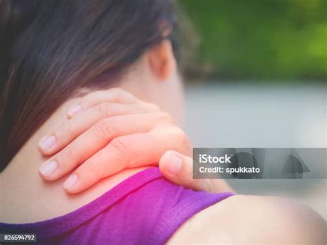 근접 촬영 자연 배경 위에 고통 스러운 부상으로 목 감동 운동 젊은 여자 스포츠 부상 개념입니다 과로에 대한 스톡 사진 및 기타 이미지 Istock