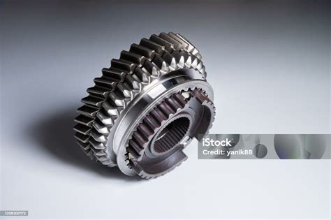 회색 배경의 새 부품입니다 기어 변속 토크 변속기의 기어 개념적으로 기계적 배경 샤이니 기어 박스 기어 톱니 강철에 대한 스톡 사진 및 기타 이미지 Istock