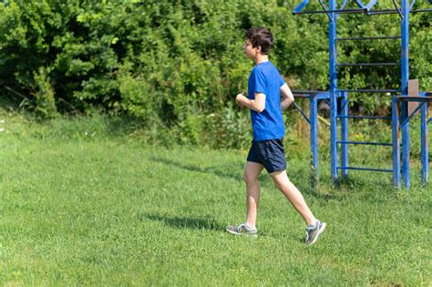 야외에서 운동 하는 십대 소년 마당에서 스포츠 그라운드 그는 실행 건강 한 라이프 스타일 건강한 생활방식에 대한 스톡 사진 및 기타 이미지 Istock