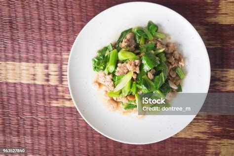 매트 배경에 흰색 접시에 다진된 돼지고기와 튀긴된 케 일을 저 어 태국 음식 0명에 대한 스톡 사진 및 기타 이미지 0명 건강한 생활방식 건강한 식생활 Istock