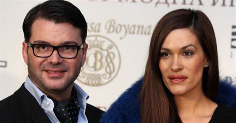 Прекрасни отново заедно Теди Велинова и д р Енчев празнуваха Коледа с децата вижте