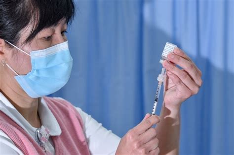 Az疫苗自費接種首日門診湧掛號潮 台大醫院不到2小湧540人預約 上報 焦點