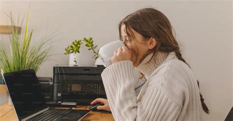 노트북이 있는 테이블에 앉아 있는 여자 사진 Unsplash의 작업 이미지