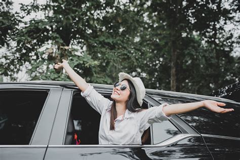 아시아 여성은 여름 휴가에 자동차로 여행 자연 공원에서 휴식을 취하고 레크리에이션을 할 수 있습니다 25 29세에 대한 스톡 사진 및 기타 이미지 Istock