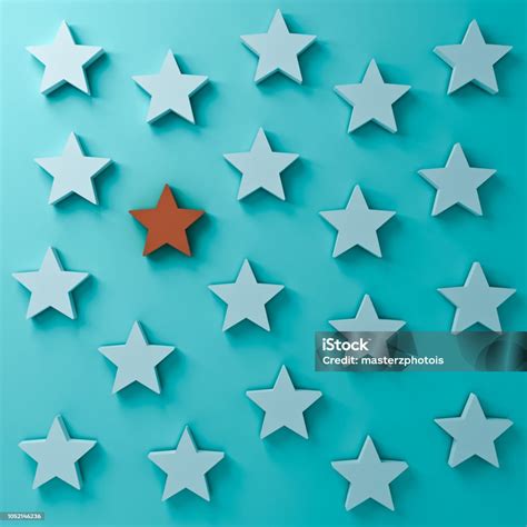 레드 스타 그림자 3d 렌더링와 어두운 녹색 파스텔 파란색 배경에 흰색 다른 별 들 사이 서 있는 군중 및 다른 창조적인 아이디어 개념에서 밖으로 서 0명에 대한 스톡 사진