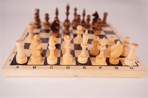 체스판에 흰색과 검은 색 나무 조각 회색 배경에 게임 중에 설정 된 체스 보드 결정에 대한 스톡 사진 및 기타 이미지 결정 경기 스포츠 경쟁자 Istock