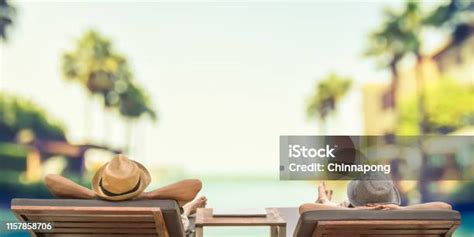 여름 리조트 호텔 숙박 휴식 관광 여행자 커플 쉽게 휴가 여행 휴가 수영장 에 해변 의자에 휴식 쉽게 열대 해변 수영장에서 수영장 휴식에 대한 스톡 사진 및 기타 이미지