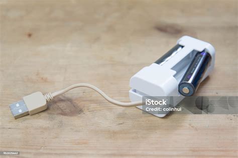 미니 Usb와 용 배터리 충전기 충전 지 Aa Aaa Ni Mh Ni Cd 배터리 나무 표면에 배터리 전원에 대한 스톡 사진 및 기타 이미지 Istock