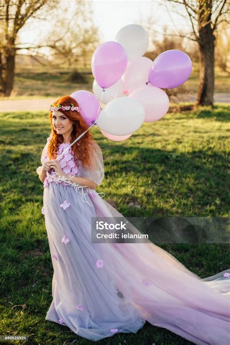 일몰에 손에 풍선 공원에서 산책 하는 보라색 드레스에 빨간 머리 여자 긴에 대한 스톡 사진 및 기타 이미지 긴 깃털 꽃 식물 Istock
