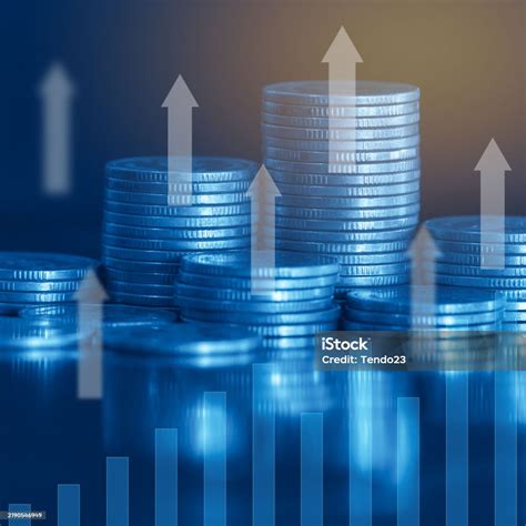 사무실 책상에 돈 동전 스택 그래프 파란색 필터가 있는 위쪽 화살표 비즈니스 및 금융 개념 개념에 대한 스톡 사진 및 기타 이미지 Istock