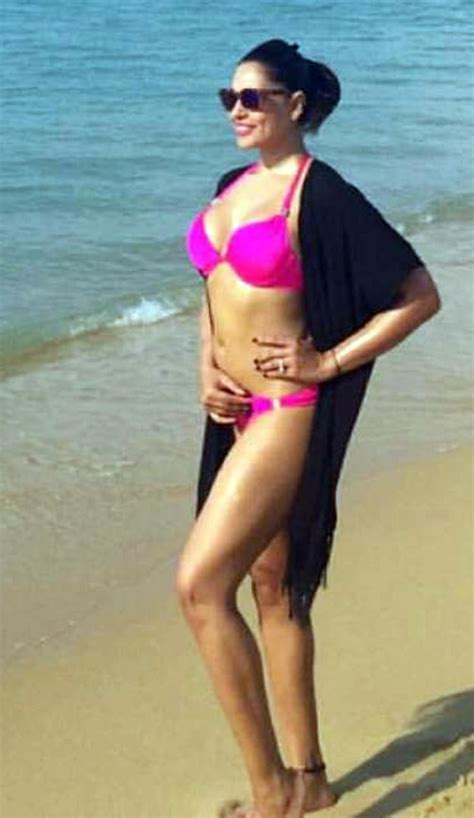 10 Sexy Hot Bipasha Basu Bikini Pics