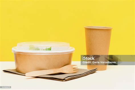 크래프트 종이 상자에 건강 식품 점심 환경 친화적 인 상자 일회용 그릇 포장 용기 노란색 배경에 컵 닭고기 계란 채소 배달을 가져가라 환경 보호 샐러드에 대한 스톡 사진 및