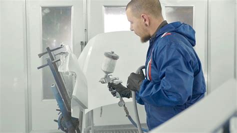 자동 화가 특별 부스에서 차 예비 범퍼에 흰색 페인트를 분사 가리기에 대한 스톡 사진 및 기타 이미지 가리기 교통 관련 직업 그림 그리기 Istock