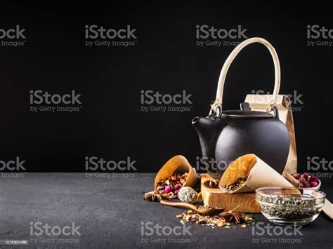 차 나무 책상 다른 차에 허브 블랙 세라믹 찻주전자 어두운 콘크리트 바탕에 장미 꽃을 건조 공간 복사 0명에 대한 스톡 사진 및 기타 이미지 Istock