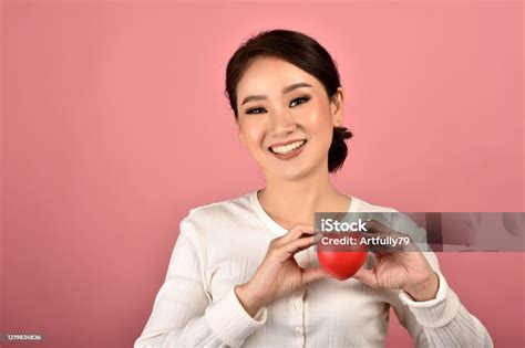 빨간 마음을 들고 부드러운 아시아 여자 지원 하 고 격려 하는 사랑 기호를 보여주는 행복 한 미소 소녀 심장 건강 검진 건강 진단에 대한 스톡 사진 및 기타 이미지 Istock