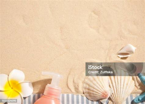 여름 해변 여행 휴가 휴가 개념 자외선 차단제 불가사리 플루메리아 프랑기파니 모래 에 조개 껍질튜브 맨 위 보기입니다 공간을
