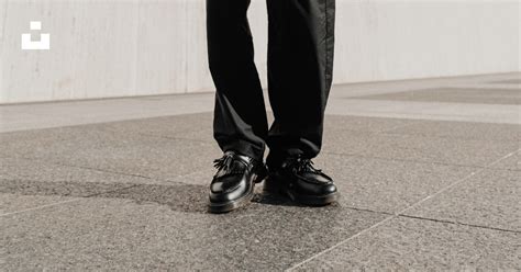 검은 바지와 흰 티셔츠를 입은 남자가 앞에 서 있다 사진 Unsplash의 무료 오스틴 이미지