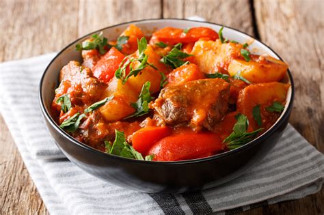 쇠고기와 감자 당근 고추를 천천히 스튜는 테이블에 그릇에 매운 소스에서 가로 감자 요리에 대한 스톡 사진 및 기타 이미지 감자 요리 고기 고수 Istock